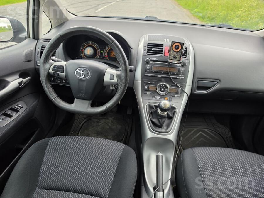 Toyota Auris 2011 in Riga, with an engine capacity of 1.40 L and mileage of 116 thousand km for 2990 €, photo 6 on AUTOMOTO.COM.LV