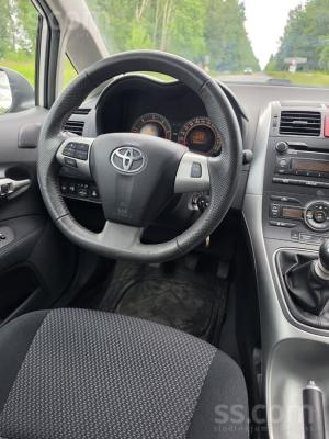 Toyota Auris 2011 in Riga, with an engine capacity of 1.40 L and mileage of 116 thousand km for 2990 €, photo 7 on AUTOMOTO.COM.LV