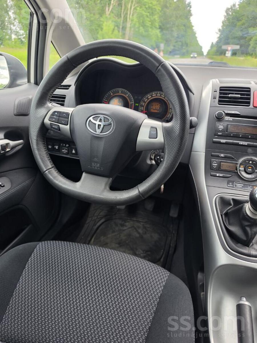 Toyota Auris 2011 in Riga, with an engine capacity of 1.40 L and mileage of 116 thousand km for 2990 €, photo 7 on AUTOMOTO.COM.LV