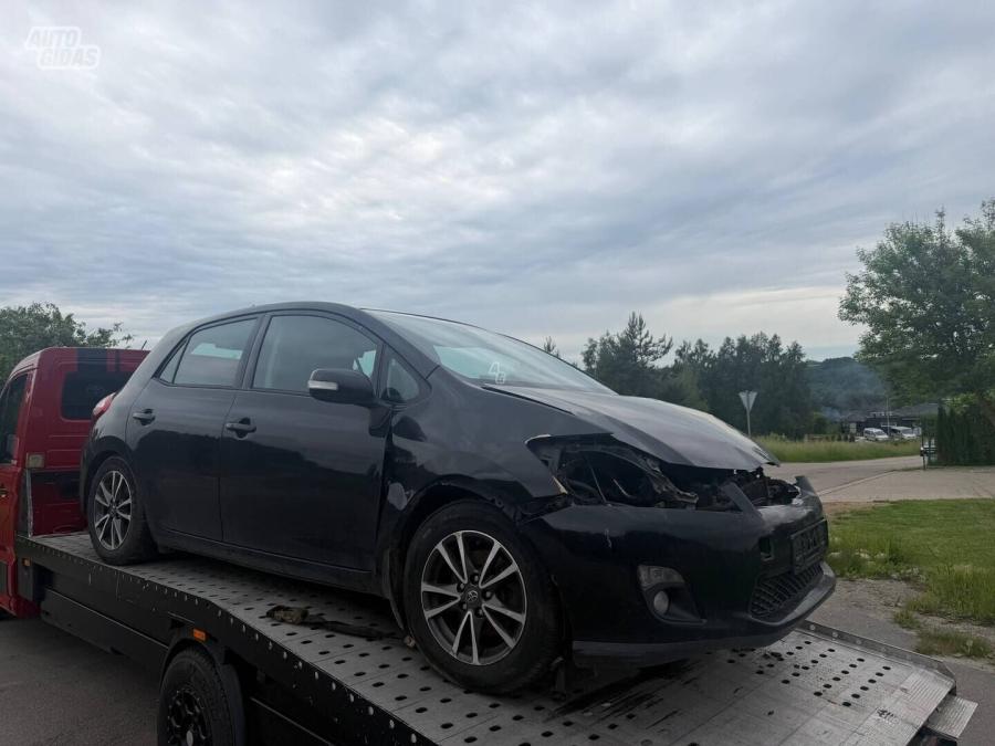 Toyota Auris 2011 in Vilnius, with an engine capacity of 1.80 L and mileage of 230 thousand km for 2200 €, photo 3 on AUTOMOTO.COM.LV