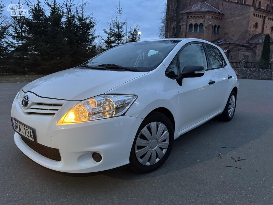 Toyota Auris 2012 in Vilnius, with an engine capacity of 1.40 L and mileage of 334 thousand km for 3300 €, photo 1 on AUTOMOTO.COM.LV