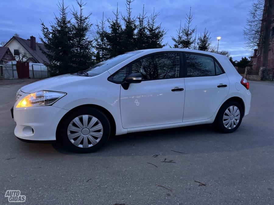 Toyota Auris 2012 in Vilnius, with an engine capacity of 1.40 L and mileage of 334 thousand km for 3300 €, photo 3 on AUTOMOTO.COM.LV