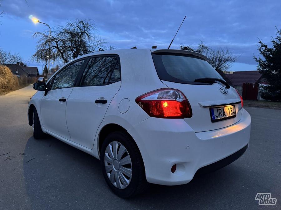 Toyota Auris 2012 in Vilnius, with an engine capacity of 1.40 L and mileage of 334 thousand km for 3300 €, photo 4 on AUTOMOTO.COM.LV