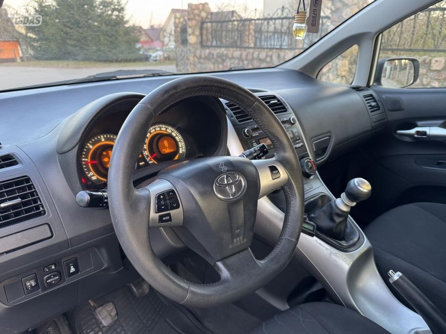 Toyota Auris 2012 Viļņa, ar dzinēja tilpumu 1.40 L un nobraukumu 343 tūkst. km par 2750 €, foto 8 vietnē AUTOMOTO.COM.LV