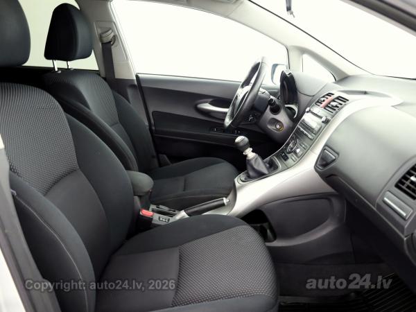 Toyota Auris 2012 in Tallinn, with an engine capacity of 1.60 L and mileage of 345 thousand km for 1799 €, photo 7 on AUTOMOTO.COM.LV