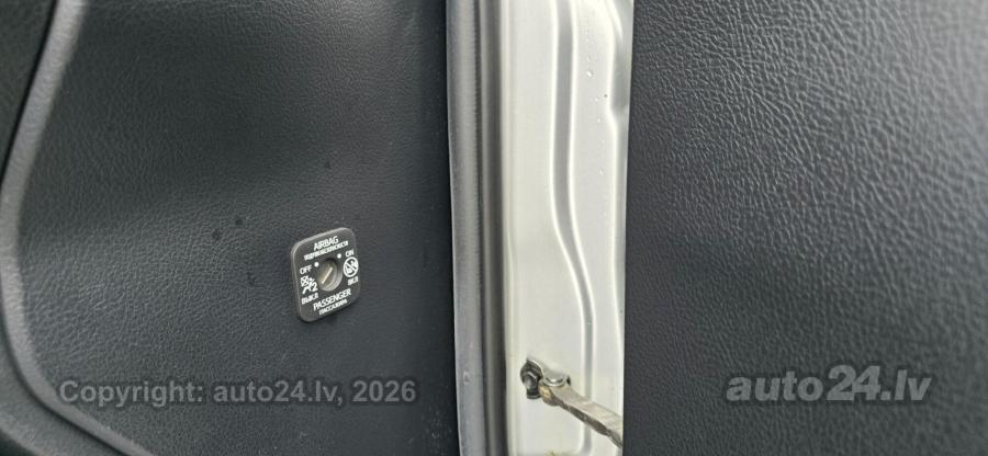 Toyota Auris 2013 in Rakvere, with an engine capacity of 1.60 L and mileage of 185 thousand km for 7300 €, photo 15 on AUTOMOTO.COM.LV