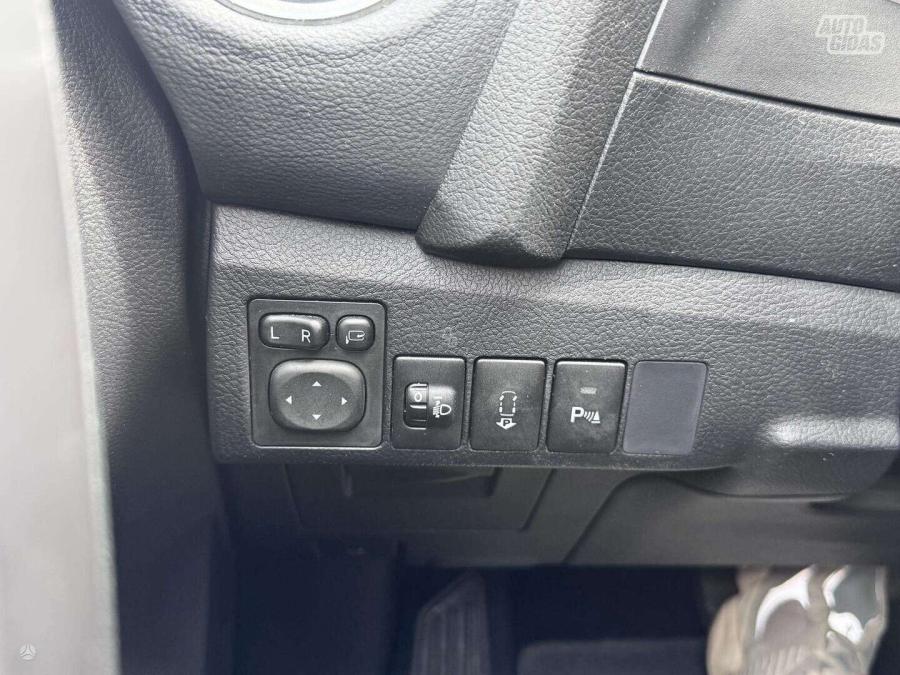 Toyota Auris 2013 Viļņa, ar dzinēja tilpumu 1.80 L un nobraukumu 44 tūkst. km par 12350 €, foto 18 vietnē AUTOMOTO.COM.LV