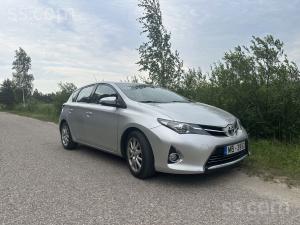 Toyota Auris 2014 in Riga, with an engine capacity of 1.40 L and mileage of 203 thousand km for 5200 €, photo  on AUTOMOTO.COM.LV