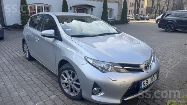 Toyota Auris 2015 in Riga, with an engine capacity of 1.60 L and mileage of 194 thousand km for 6500 €, photo 1 on AUTOMOTO.COM.LV