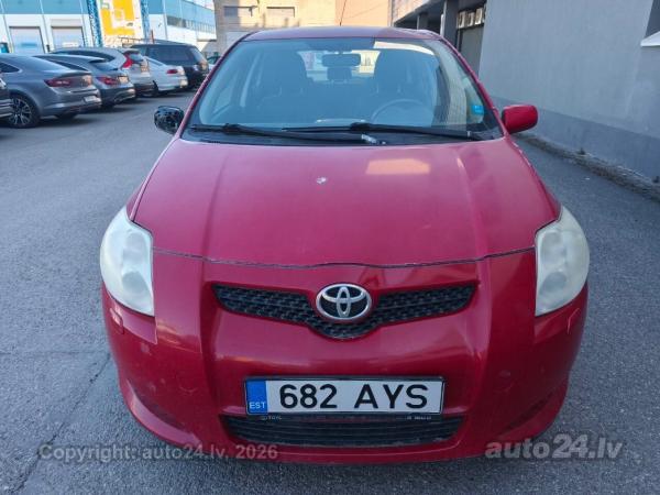 Sarkans Toyota Auris 2007 Tallina, ar dzinēja tilpumu 1.60 L un nobraukumu 132 tūkst. km par 1299 €, foto 2 vietnē AUTOMOTO.COM.LV