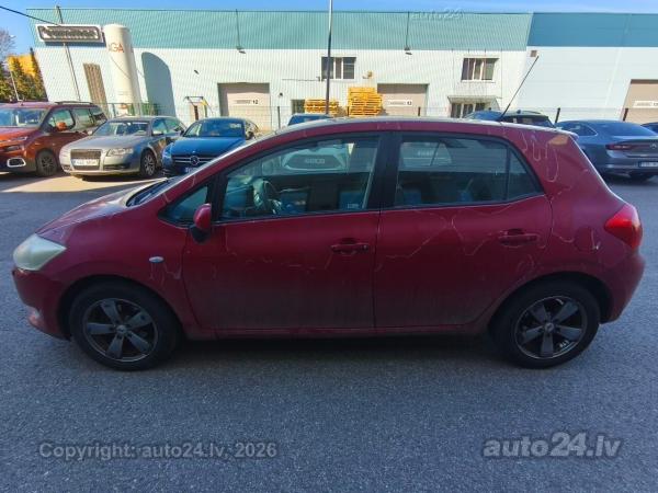 Sarkans Toyota Auris 2007 Tallina, ar dzinēja tilpumu 1.60 L un nobraukumu 132 tūkst. km par 1299 €, foto 3 vietnē AUTOMOTO.COM.LV