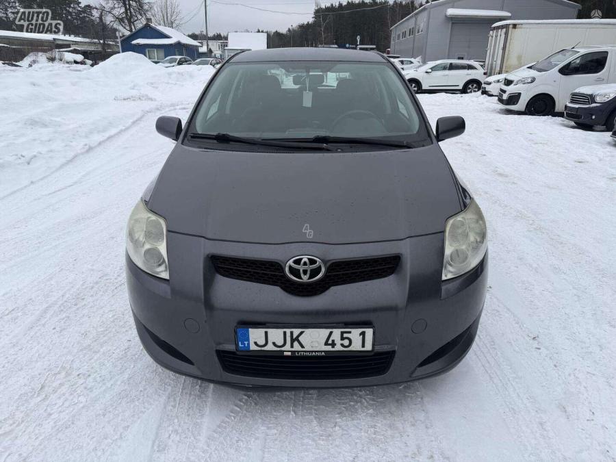 Red Toyota Auris 2007 in Vilnius, with an engine capacity of 0.00 L and mileage of 375 thousand km for 950 €, photo 3 on AUTOMOTO.COM.LV