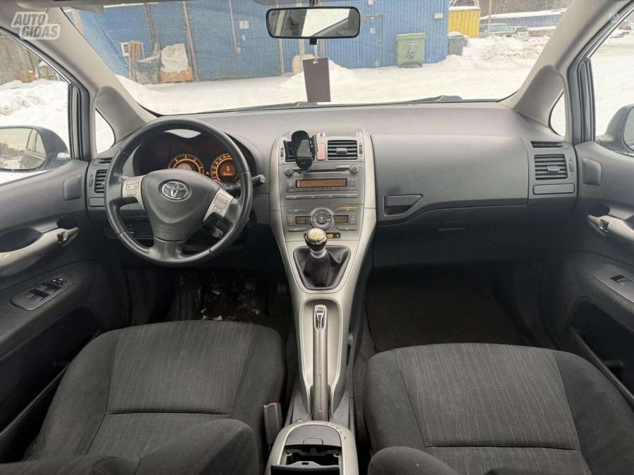 Red Toyota Auris 2007 in Vilnius, with an engine capacity of 0.00 L and mileage of 375 thousand km for 950 €, photo 9 on AUTOMOTO.COM.LV