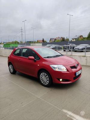 Sarkans Toyota Auris 2007 Kauņa, ar dzinēja tilpumu 1.60 L un nobraukumu 180 tūkst. km par 3950 €, foto  vietnē AUTOMOTO.COM.LV