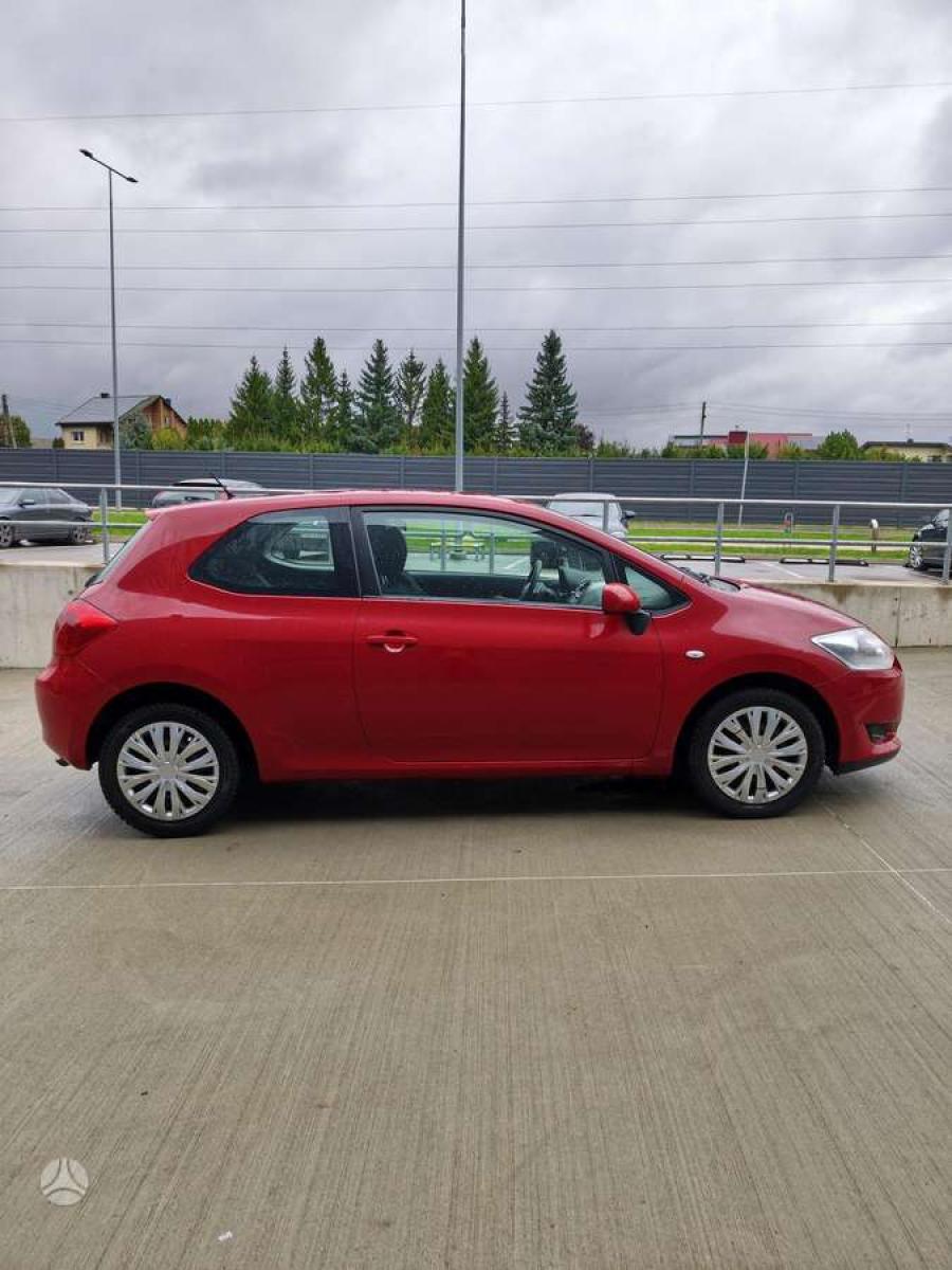 Sarkans Toyota Auris 2007 Kauņa, ar dzinēja tilpumu 1.60 L un nobraukumu 180 tūkst. km par 3950 €, foto 3 vietnē AUTOMOTO.COM.LV