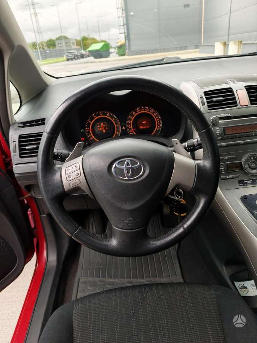 Sarkans Toyota Auris 2007 Kauņa, ar dzinēja tilpumu 1.60 L un nobraukumu 180 tūkst. km par 3950 €, foto 13 vietnē AUTOMOTO.COM.LV