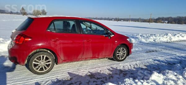 Red Toyota Auris 2008 in Jelgava, with an engine capacity of 1.60 L and mileage of 190 thousand km for 3200 €, photo 2 on AUTOMOTO.COM.LV