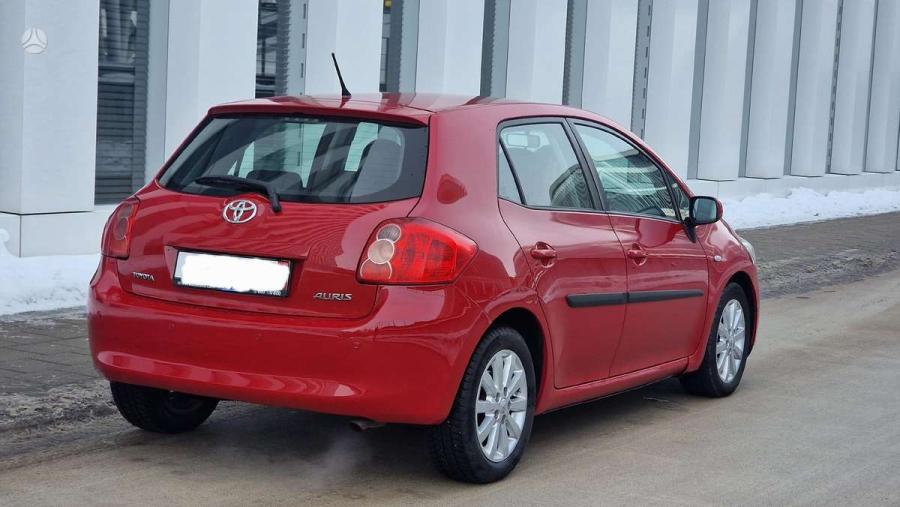 Red Toyota Auris 2008 in Vilnius, with an engine capacity of 1.60 L and mileage of 229 thousand km for 3650 €, photo 3 on AUTOMOTO.COM.LV