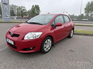Sarkans Toyota Auris 2008 Rīga, ar dzinēja tilpumu 1.60 L un nobraukumu 193 tūkst. km par 2600 €, foto  vietnē AUTOMOTO.COM.LV