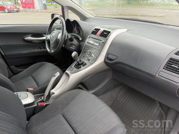Sarkans Toyota Auris 2008 Rīga, ar dzinēja tilpumu 1.60 L un nobraukumu 193 tūkst. km par 2600 €, foto 7 vietnē AUTOMOTO.COM.LV