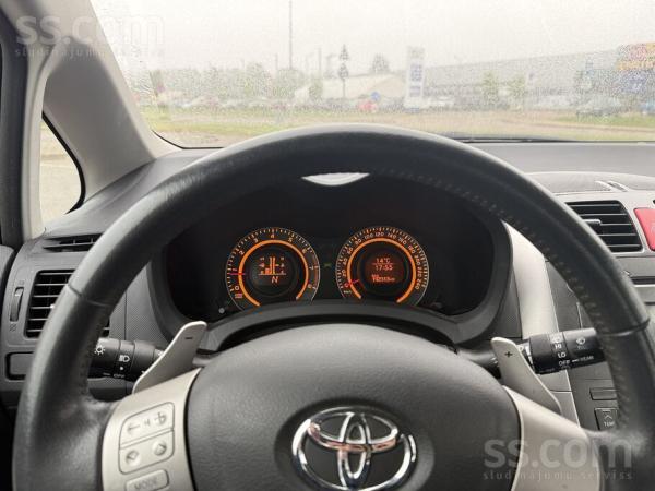 Sarkans Toyota Auris 2008 Rīga, ar dzinēja tilpumu 1.60 L un nobraukumu 193 tūkst. km par 2600 €, foto 9 vietnē AUTOMOTO.COM.LV