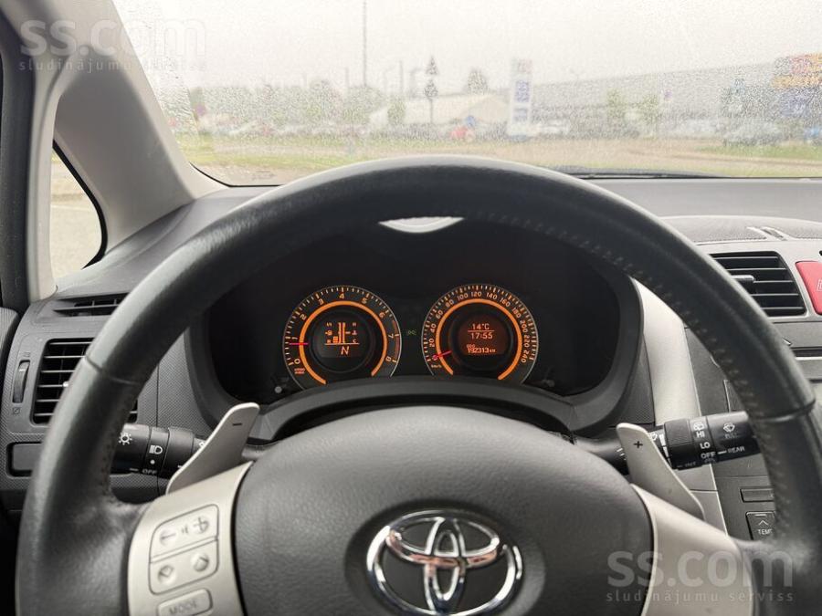 Sarkans Toyota Auris 2008 Rīga, ar dzinēja tilpumu 1.60 L un nobraukumu 193 tūkst. km par 2600 €, foto 10 vietnē AUTOMOTO.COM.LV