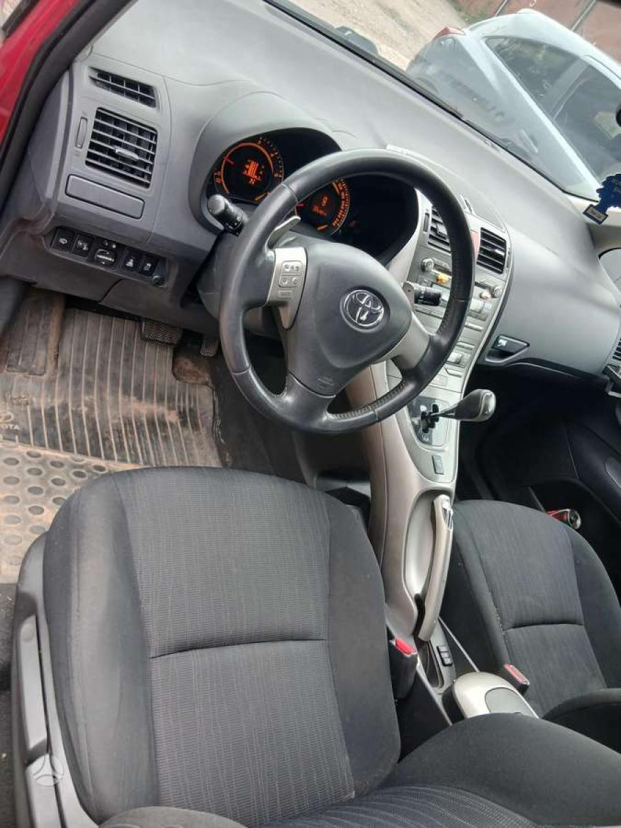 Red Toyota Auris 2008 in Kaunas, with an engine capacity of 1.40 L and mileage of 316 thousand km for 999 €, photo 8 on AUTOMOTO.COM.LV