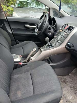 Red Toyota Auris 2008 in Kaunas, with an engine capacity of 1.40 L and mileage of 316 thousand km for 999 €, photo 9 on AUTOMOTO.COM.LV