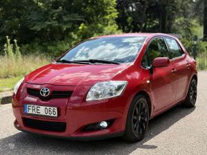 Sarkans Toyota Auris 2008 Viļņa, ar dzinēja tilpumu 2.23 L un nobraukumu 245 tūkst. km par 1400 €, foto  vietnē AUTOMOTO.COM.LV