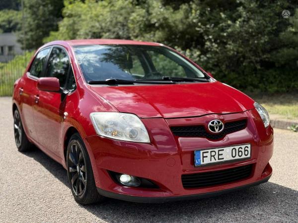 Sarkans Toyota Auris 2008 Viļņa, ar dzinēja tilpumu 2.23 L un nobraukumu 245 tūkst. km par 1400 €, foto 3 vietnē AUTOMOTO.COM.LV