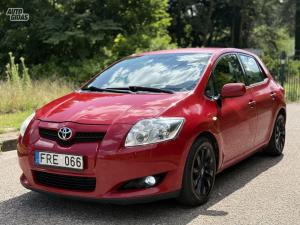 Sarkans Toyota Auris 2008 Viļņa, ar dzinēja tilpumu 2.20 L un nobraukumu 241 tūkst. km par 1200 €, foto  vietnē AUTOMOTO.COM.LV