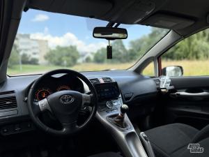 Sarkans Toyota Auris 2008 Viļņa, ar dzinēja tilpumu 2.20 L un nobraukumu 241 tūkst. km par 1200 €, foto 9 vietnē AUTOMOTO.COM.LV