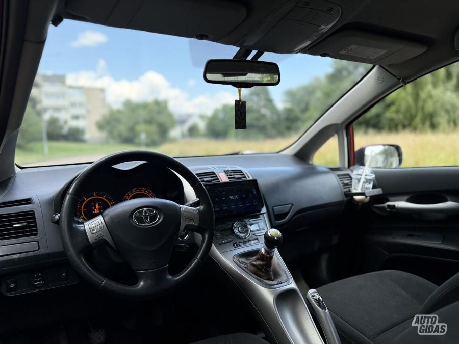 Sarkans Toyota Auris 2008 Viļņa, ar dzinēja tilpumu 2.20 L un nobraukumu 241 tūkst. km par 1200 €, foto 9 vietnē AUTOMOTO.COM.LV