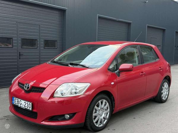 Toyota Auris 2008 in Vilnius on AUTOMOTO.COM.LV Red Toyota Auris 2008 in Vilnius, with an engine capacity of 1.60 L and mileage of 144 thousand km for 3500 €, photo 1 on AUTOMOTO.COM.LV