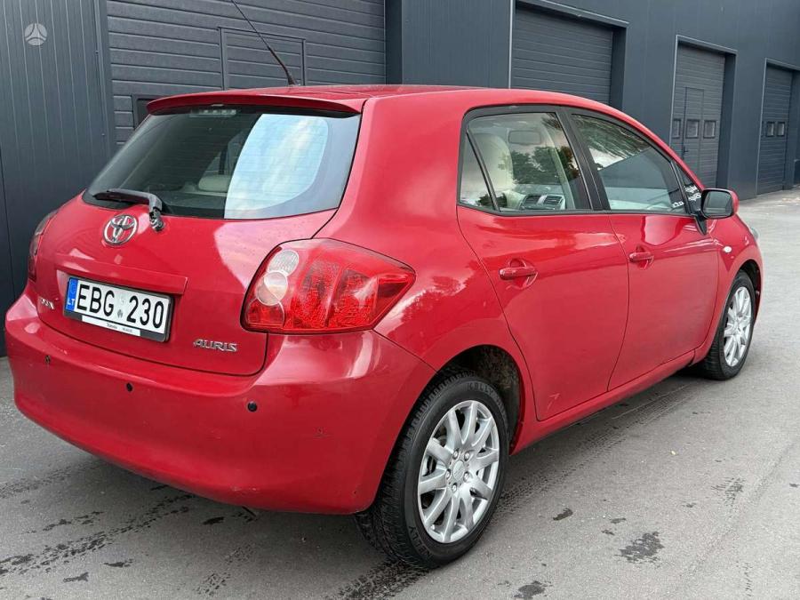 Red Toyota Auris 2008 in Vilnius, with an engine capacity of 1.60 L and mileage of 144 thousand km for 3500 €, photo 4 on AUTOMOTO.COM.LV