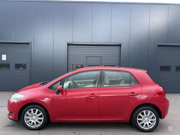 Toyota Auris 2008 in Vilnius on AUTOMOTO.COM.LV Red Toyota Auris 2008 in Vilnius, with an engine capacity of 1.60 L and mileage of 144 thousand km for 3500 €, photo 6 on AUTOMOTO.COM.LV