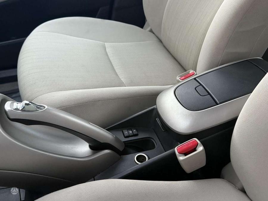 Red Toyota Auris 2008 in Vilnius, with an engine capacity of 1.60 L and mileage of 144 thousand km for 3500 €, photo 10 on AUTOMOTO.COM.LV