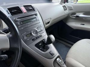 Red Toyota Auris 2008 in Vilnius, with an engine capacity of 1.60 L and mileage of 144 thousand km for 3500 €, photo 11 on AUTOMOTO.COM.LV