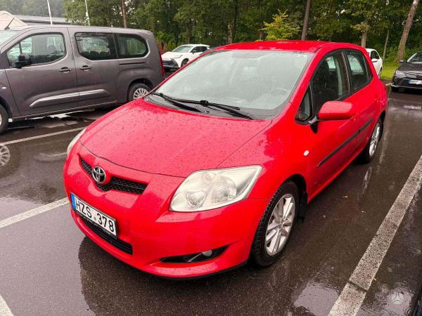 Sarkans Toyota Auris 2008 Viļņa, ar dzinēja tilpumu 1.60 L un nobraukumu 211 tūkst. km par 4000 €, foto 1 vietnē AUTOMOTO.COM.LV