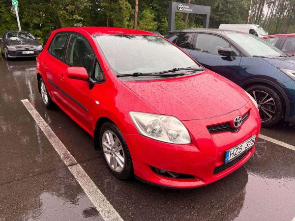 Sarkans Toyota Auris 2008 Viļņa, ar dzinēja tilpumu 1.60 L un nobraukumu 211 tūkst. km par 4000 €, foto 3 vietnē AUTOMOTO.COM.LV