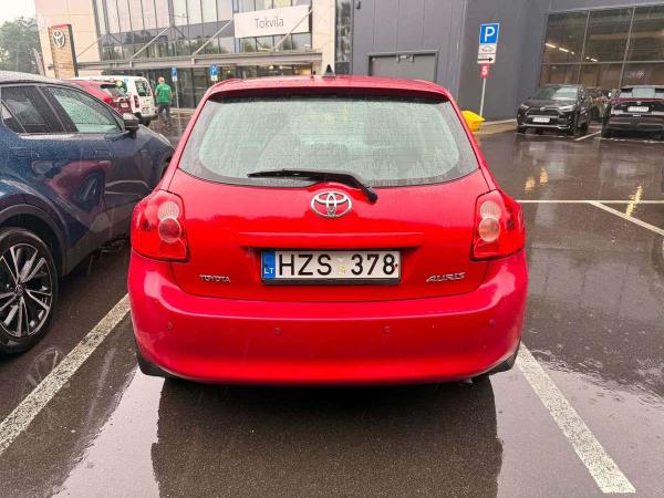 Sarkans Toyota Auris 2008 Viļņa, ar dzinēja tilpumu 1.60 L un nobraukumu 211 tūkst. km par 4000 €, foto 5 vietnē AUTOMOTO.COM.LV