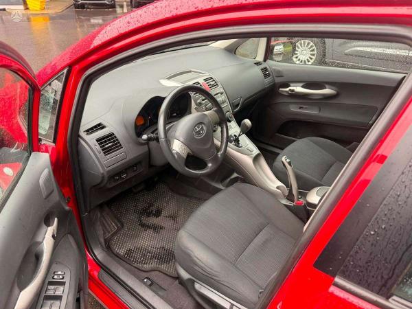Sarkans Toyota Auris 2008 Viļņa, ar dzinēja tilpumu 1.60 L un nobraukumu 211 tūkst. km par 4000 €, foto 8 vietnē AUTOMOTO.COM.LV