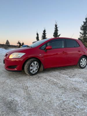 Sarkans Toyota Auris 2009 Tallina, ar dzinēja tilpumu 1.40 L un nobraukumu 187 tūkst. km par 3500 €, foto  vietnē AUTOMOTO.COM.LV