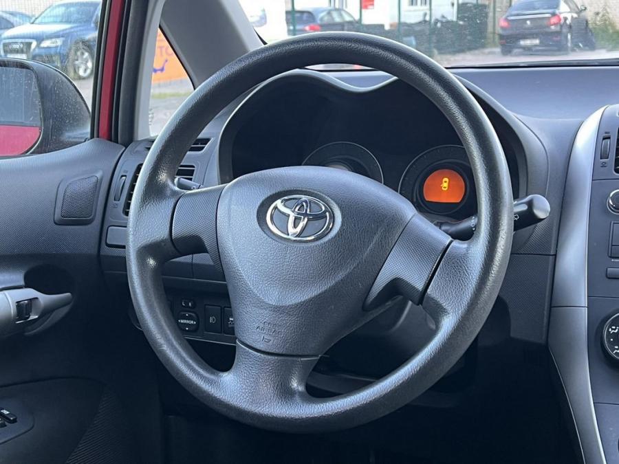 Sarkans Toyota Auris 2009 Narva, ar dzinēja tilpumu 1.60 L un nobraukumu 1890 tūkst. km par 1499 €, foto 22 vietnē AUTOMOTO.COM.LV