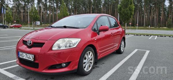 Toyota Auris 2009 Rīga vietnē Sarkans Toyota Auris 2009 Rīga, ar dzinēja tilpumu 1.60 L un nobraukumu 139 tūkst. km par 3300 €, foto 1 vietnē AUTOMOTO.COM.LV