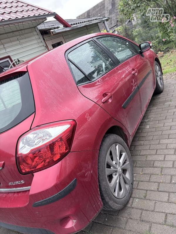 Sarkans Toyota Auris 2010 Kaišiadorys, ar dzinēja tilpumu 1.60 L un nobraukumu 211 tūkst. km par 3500 €, foto 2 vietnē AUTOMOTO.COM.LV