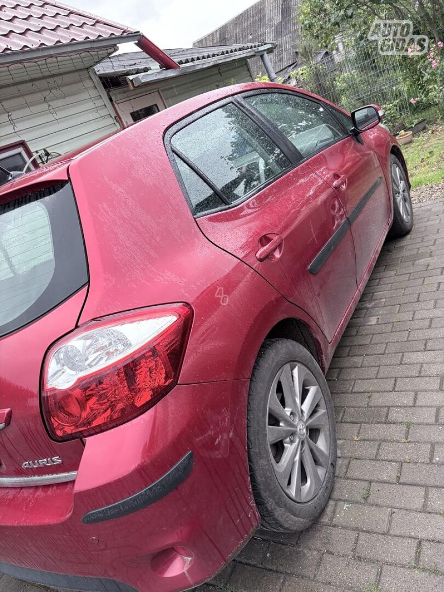 Sarkans Toyota Auris 2010 Kaišiadorys, ar dzinēja tilpumu 1.60 L un nobraukumu 211 tūkst. km par 3500 €, foto 3 vietnē AUTOMOTO.COM.LV