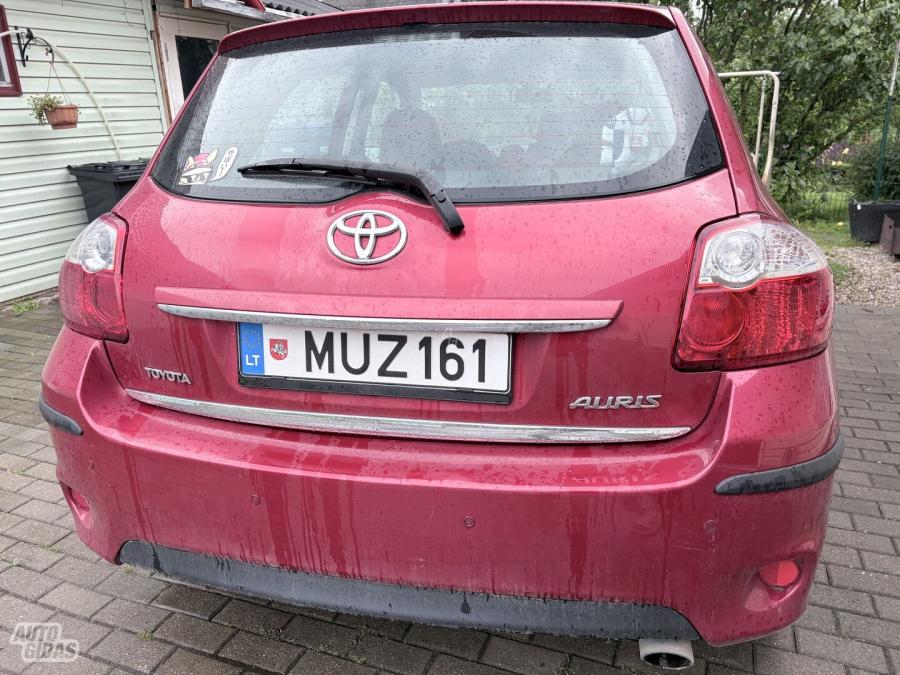 Sarkans Toyota Auris 2010 Kaišiadorys, ar dzinēja tilpumu 1.60 L un nobraukumu 211 tūkst. km par 3500 €, foto 4 vietnē AUTOMOTO.COM.LV
