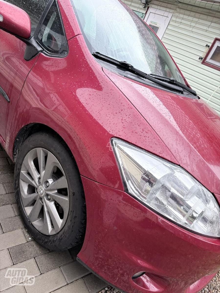 Sarkans Toyota Auris 2010 Kaišiadorys, ar dzinēja tilpumu 1.60 L un nobraukumu 211 tūkst. km par 3500 €, foto 5 vietnē AUTOMOTO.COM.LV