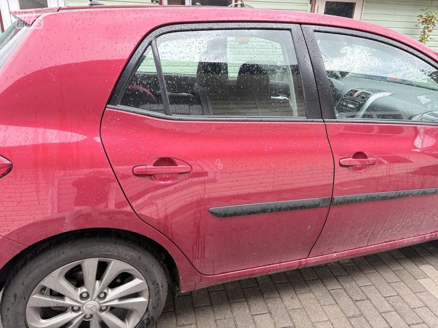 Sarkans Toyota Auris 2010 Kaišiadorys, ar dzinēja tilpumu 1.60 L un nobraukumu 211 tūkst. km par 3500 €, foto 6 vietnē AUTOMOTO.COM.LV